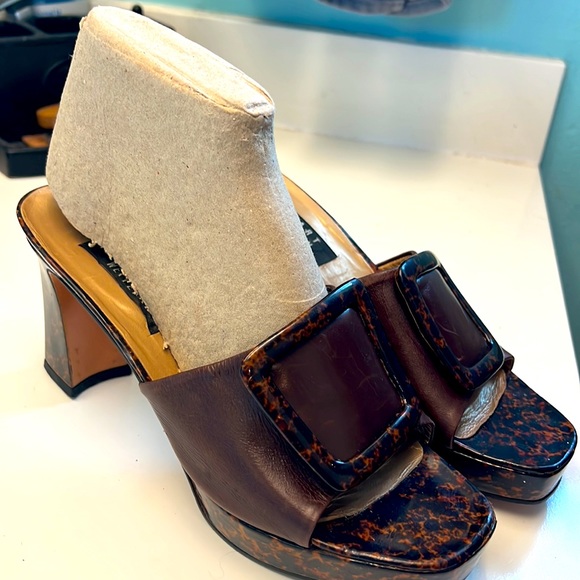 Stuart Weitzman | Shoes | Guc Stuart Weitzman Leather Heel With Faux ...